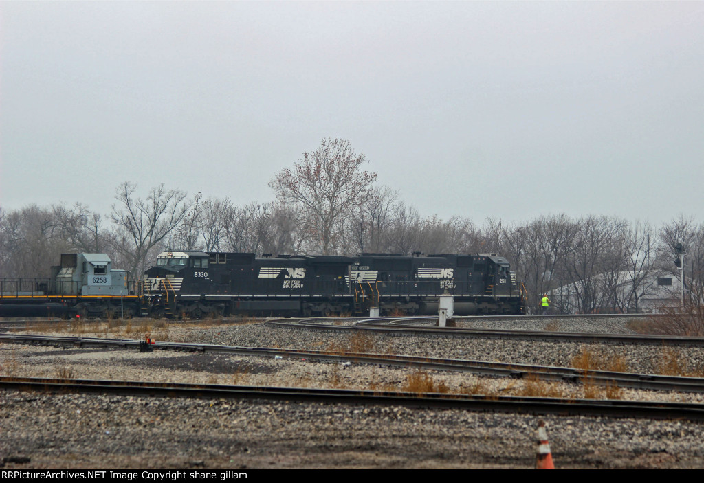 NS 2511 Leads a ns yard job out of the trra yard.